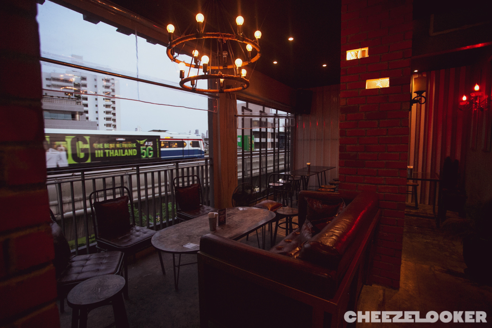 ชวนไปเช็คอิน "BLACKMOON" ROOFTOP BAR ย่านอารีย์ที่มีดวงจันทร์เป็นศูนย์กลาง!